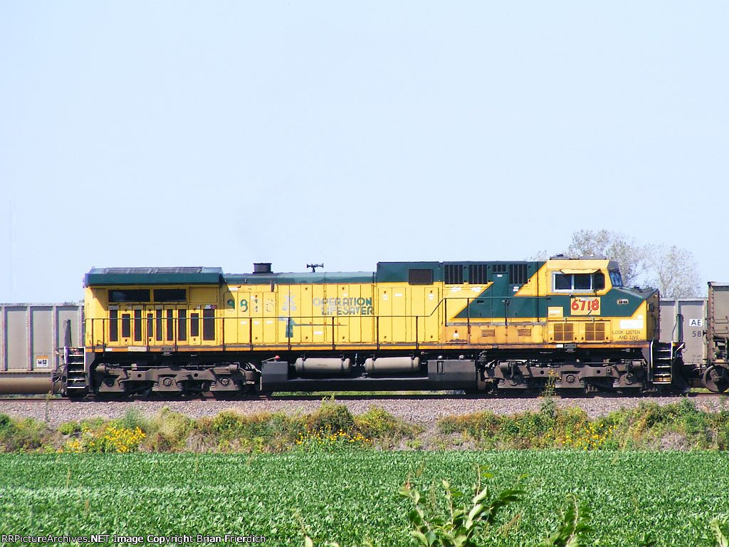 UP 6718 x CNW 8816